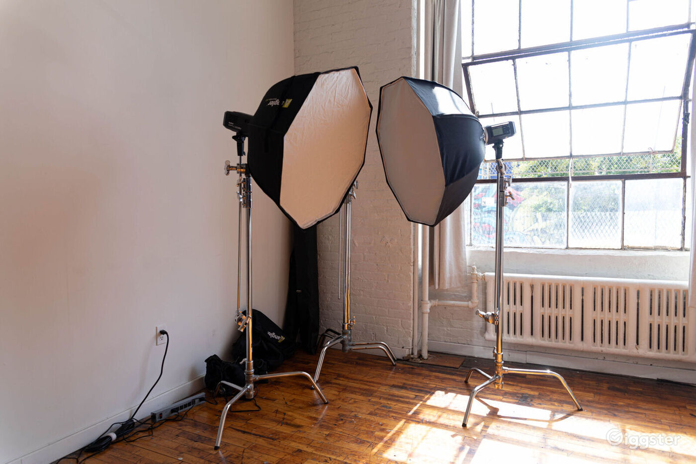 Stylish Daylight Photo Studio w/ Custom Backdrops | Rent this location ...