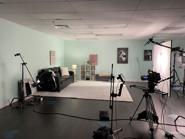 Creative Dance Studio w/ Mirrored Walls | Rent this location on Giggster