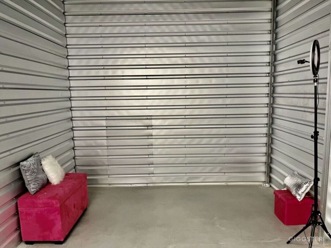 Cutest Photoshoot Room in Atlanta | Pink Accents & Natural Light