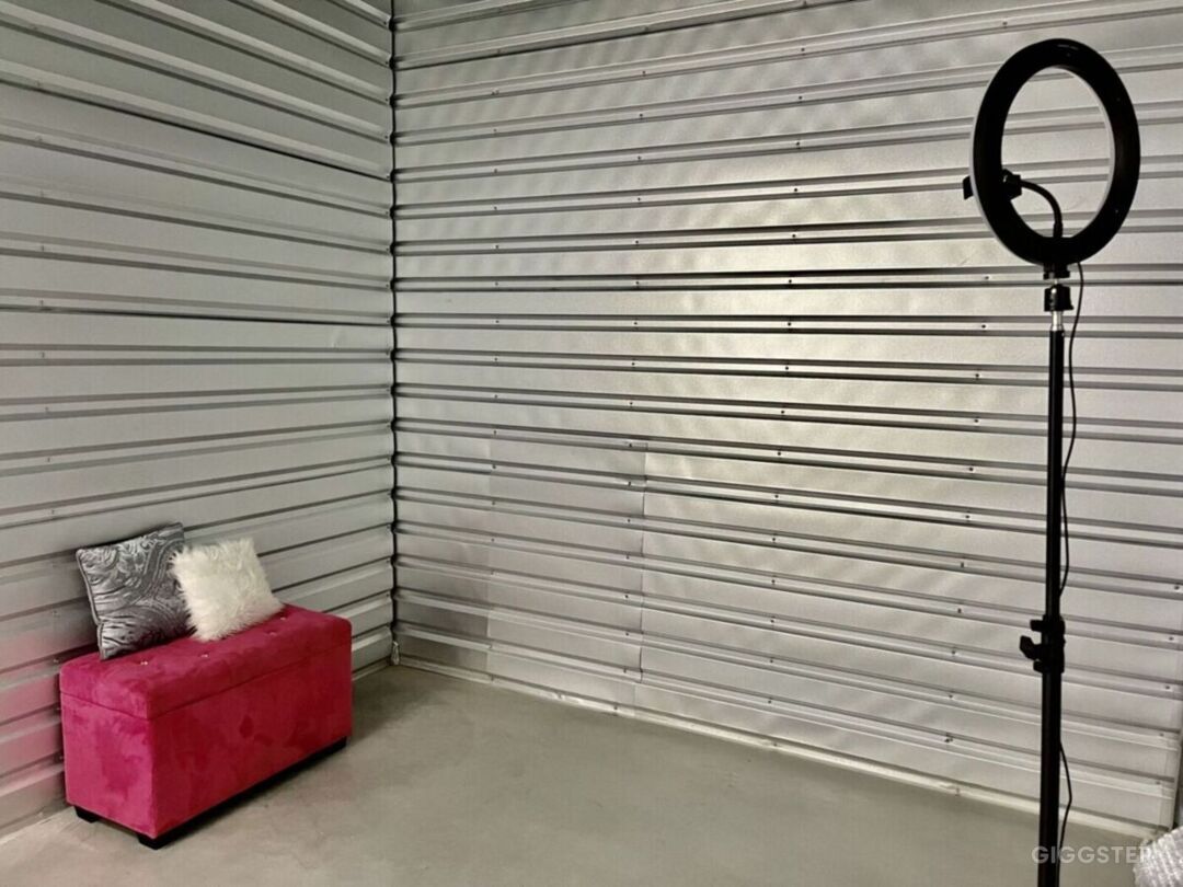 Cutest Photoshoot Room in Atlanta | Pink Accents & Natural Light