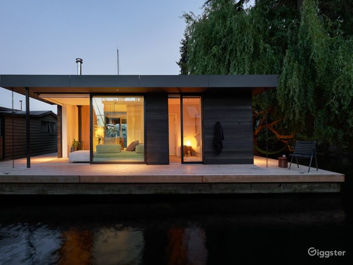 Award Winning Float Home | Rent this location on Giggster