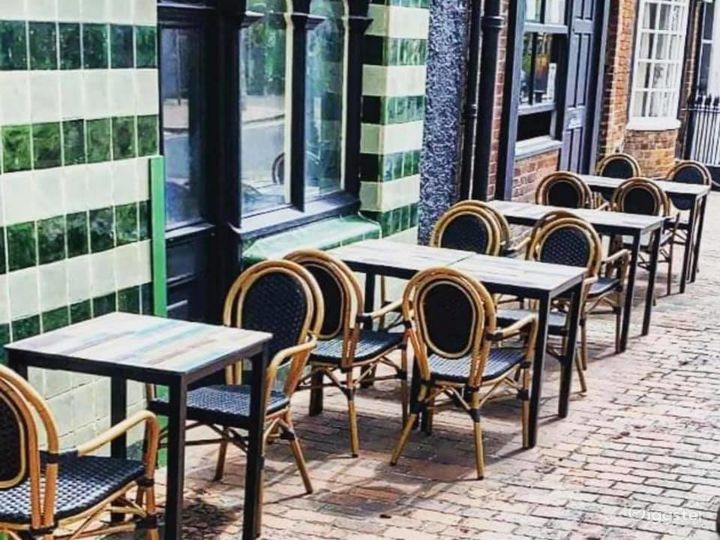 Bright and Amazing Outdoor Pub | Rent this location on Giggster