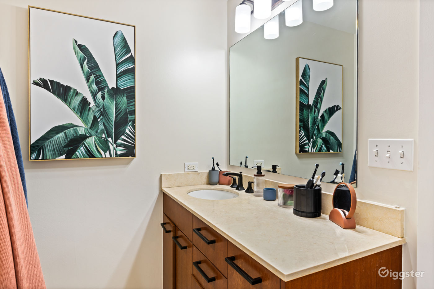 Downtown Dallas High Rise with Skyline View | Rent this location on ...