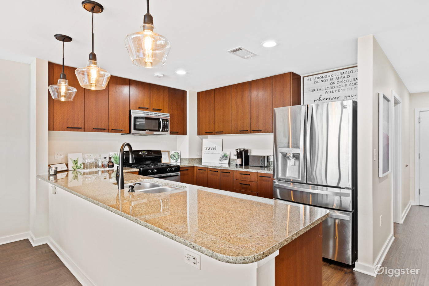 Downtown Dallas High Rise with Skyline View | Rent this location on ...