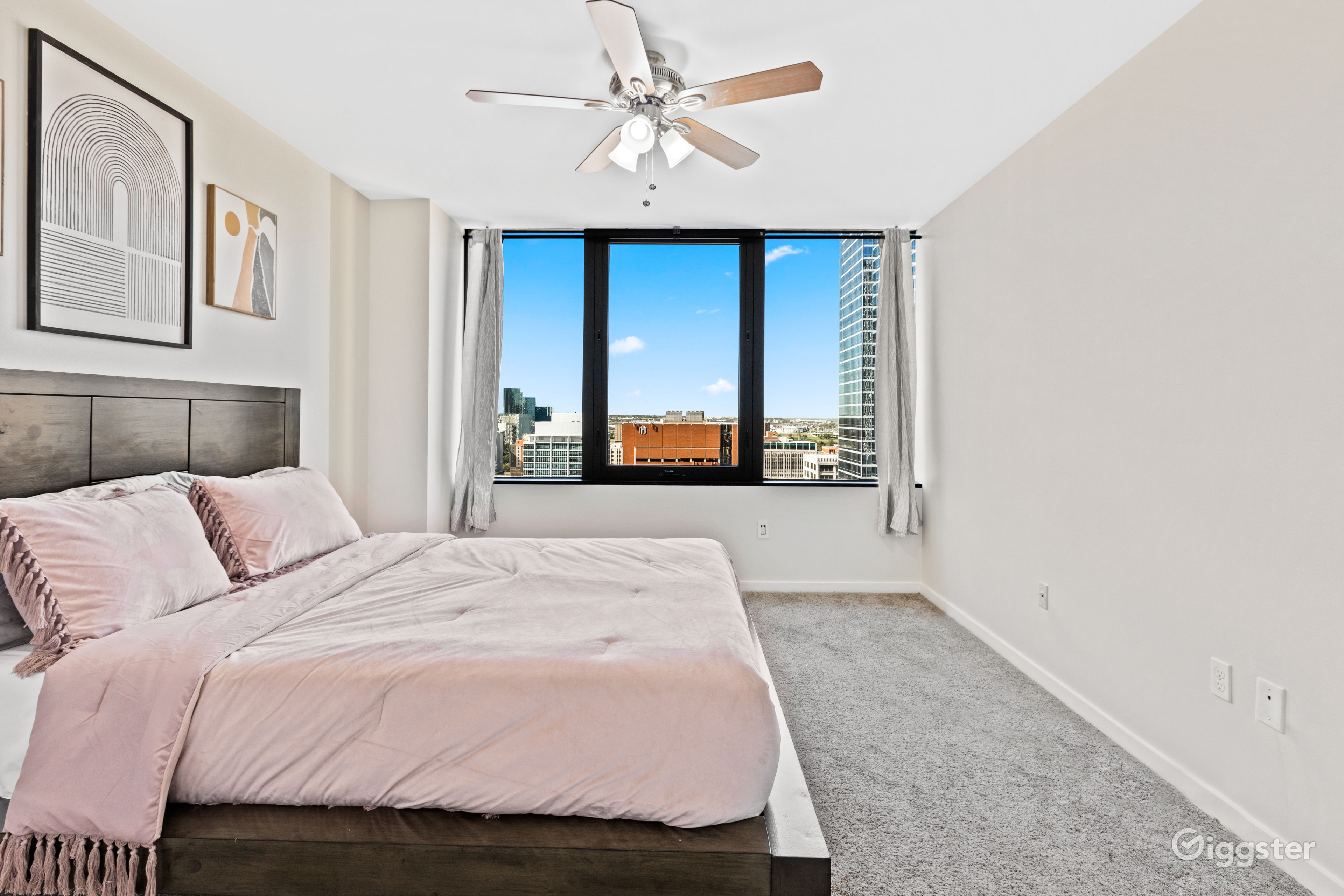 Downtown Dallas High Rise with Skyline View | Rent this location on ...