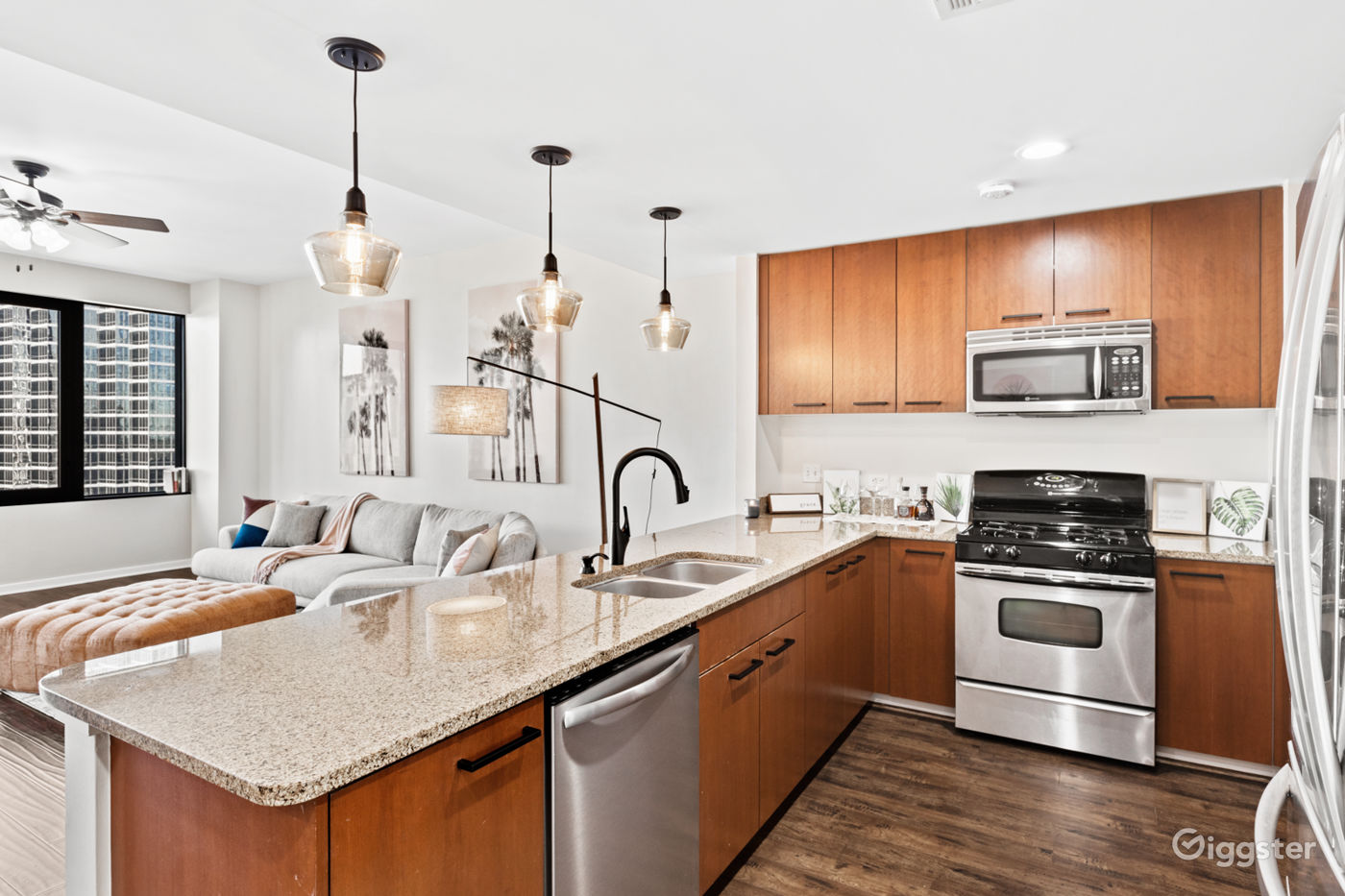 Downtown Dallas High Rise with Skyline View | Rent this location on ...