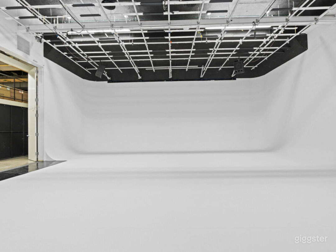 MODERN WEST HOLLYWOOD WHITE CYC STUDIO | Rent this location on Giggster