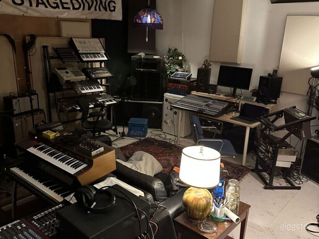 Vibey DYI Music Studio in East Toronto | Rent this location on Giggster